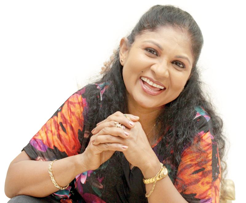 විජය මනමේ කුමාරියෝ හය දෙනෙක් එක්ක රඟපාලා තියෙනවා - Aruna