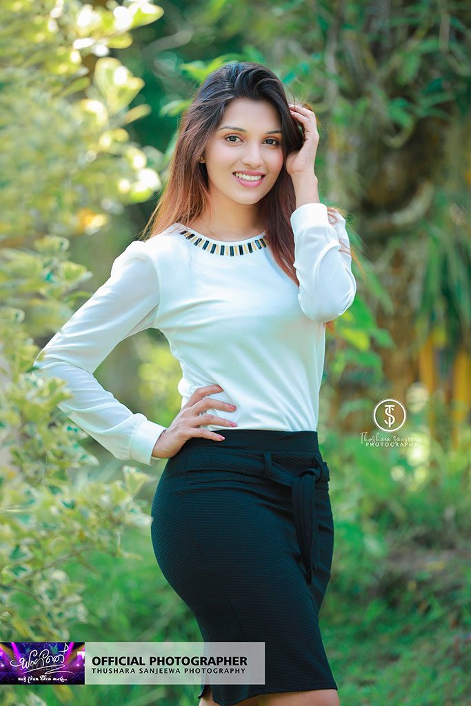 ගුවන් සේවිකා හීනය අත්හැර දමා අවුරුදු කුමාරි තරගෙට ආවා - Aruna