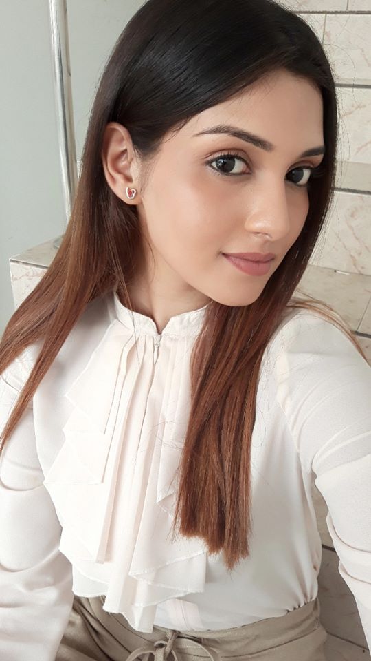 ගුවන් සේවිකා හීනය අත්හැර දමා අවුරුදු කුමාරි තරගෙට ආවා - Aruna